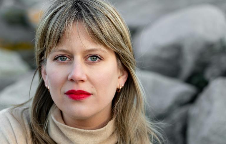 “La terrible historia de las cosas bellas. Ensayos sobre deseo y consumo” de Katy Kelleher ...